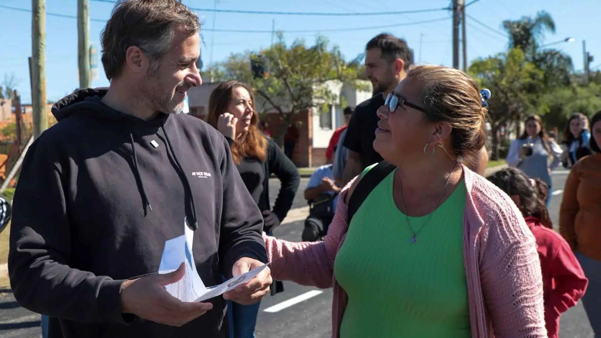 Achával recorrió las nuevas obras de asfalto en el barrio Sagrada Familia de Derqui | El Diario ...