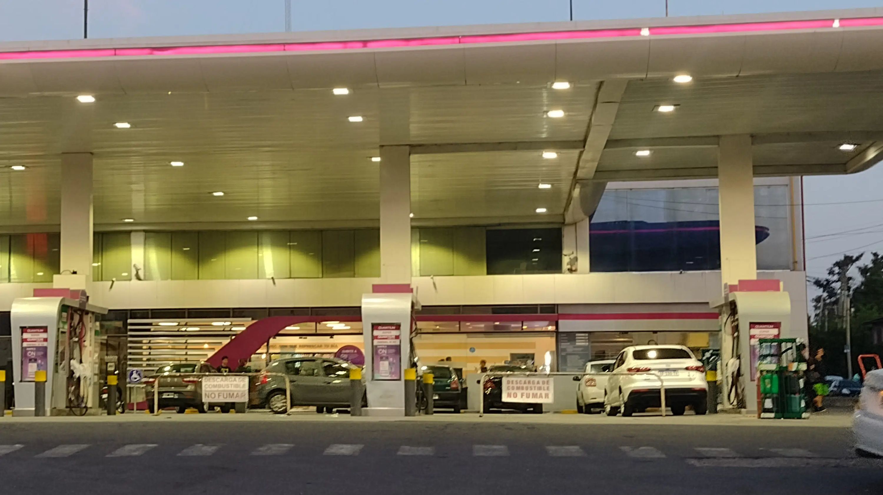 Colas de más de dos cuadras en Pilar para cargar nafta | El Diario de Pilar