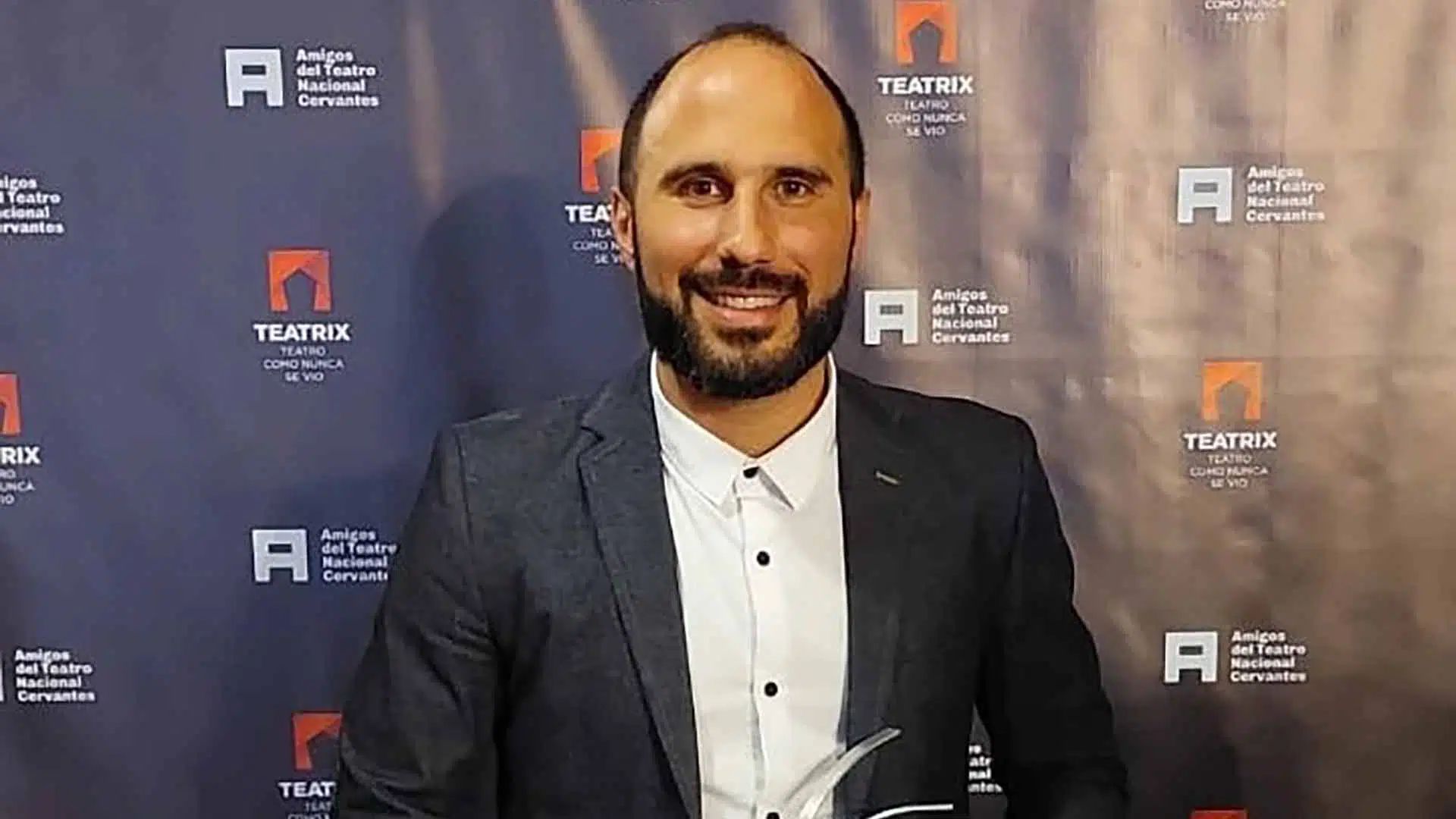 El pilarense Luciano Mansur recibió el premio María Guerrero por “Proyecto Frankenstein” | El ...